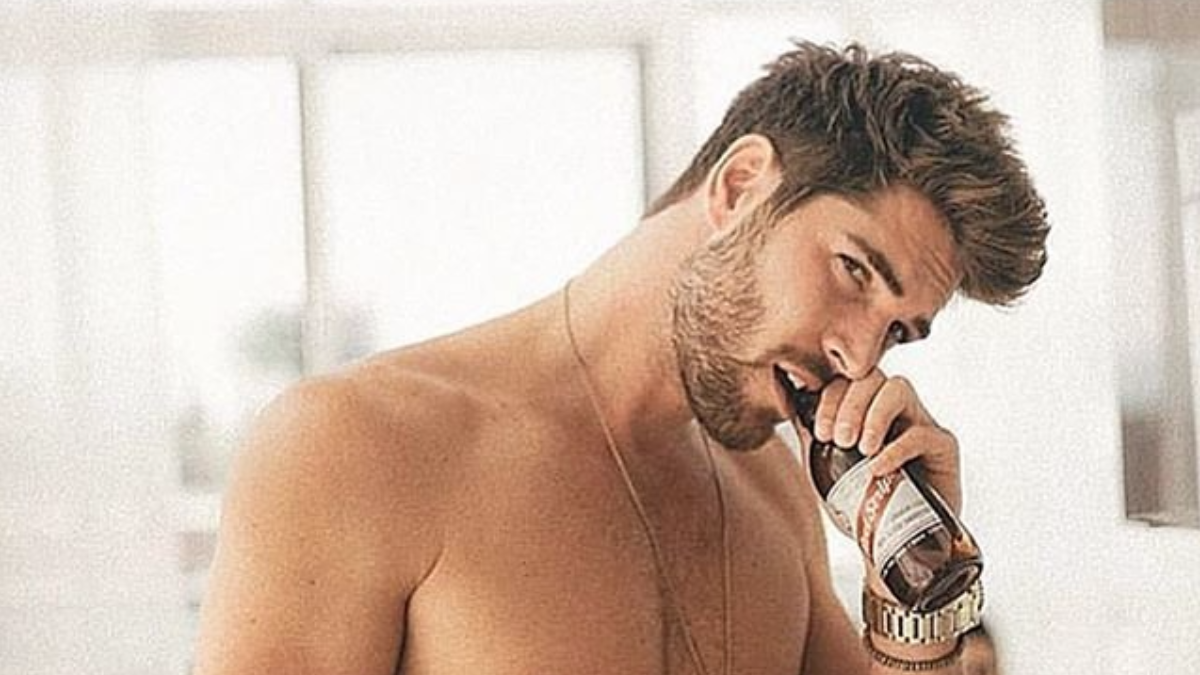 11 photos of hot guys drinking beer, because why not