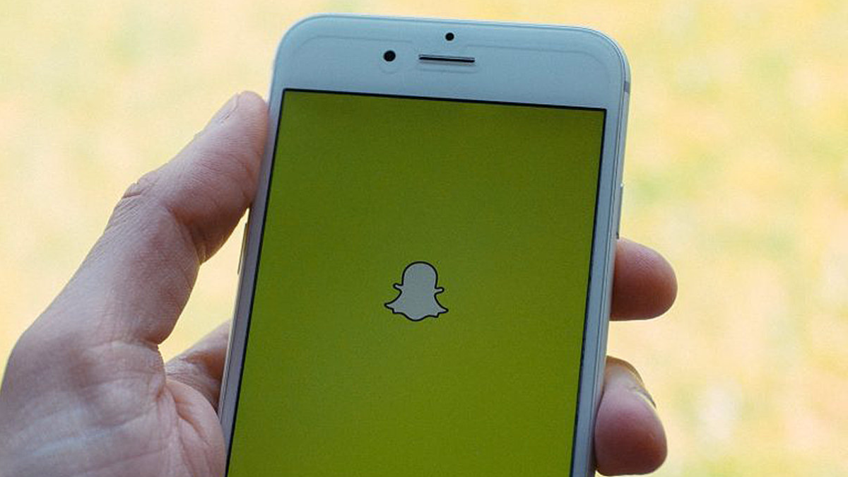 Dating expert says use Snapchat to tell if your crush likes you
