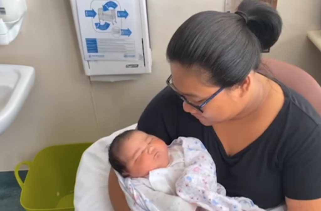 Australian Mom Gives Birth to 14.5 lbs. Baby Naturally